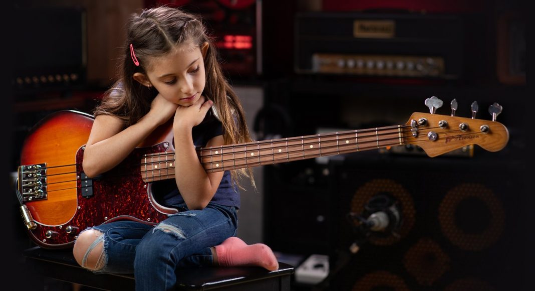 Hellen Play Bass - Uma visita para Steve Vai | Waves