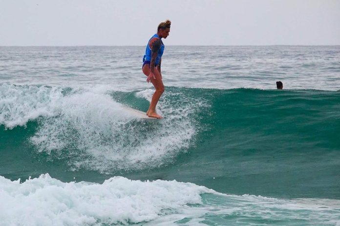 Sasha Jane Lowerson - Surfista trans gera controvérsias | Waves