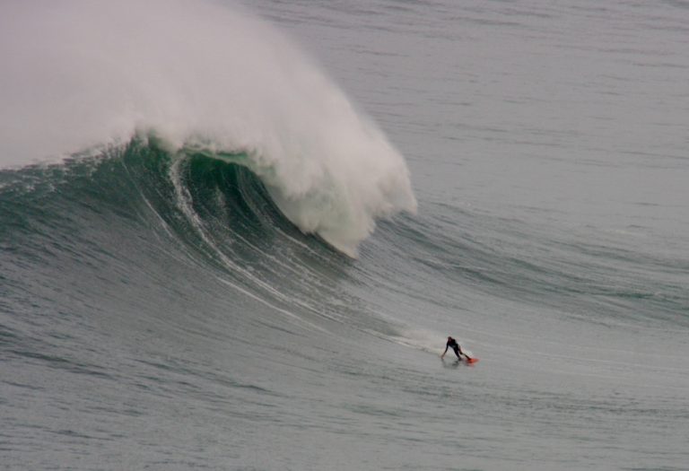 Nazaré - Desafiando o canhão | Waves