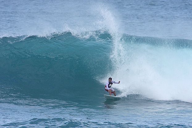 Estréia na Meca - Rogério Jacaré dá o bote em Oahu | Waves