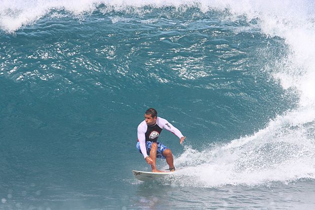 Estréia na Meca - Rogério Jacaré dá o bote em Oahu | Waves