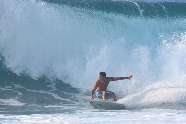 Estréia na Meca - Rogério Jacaré dá o bote em Oahu | Waves